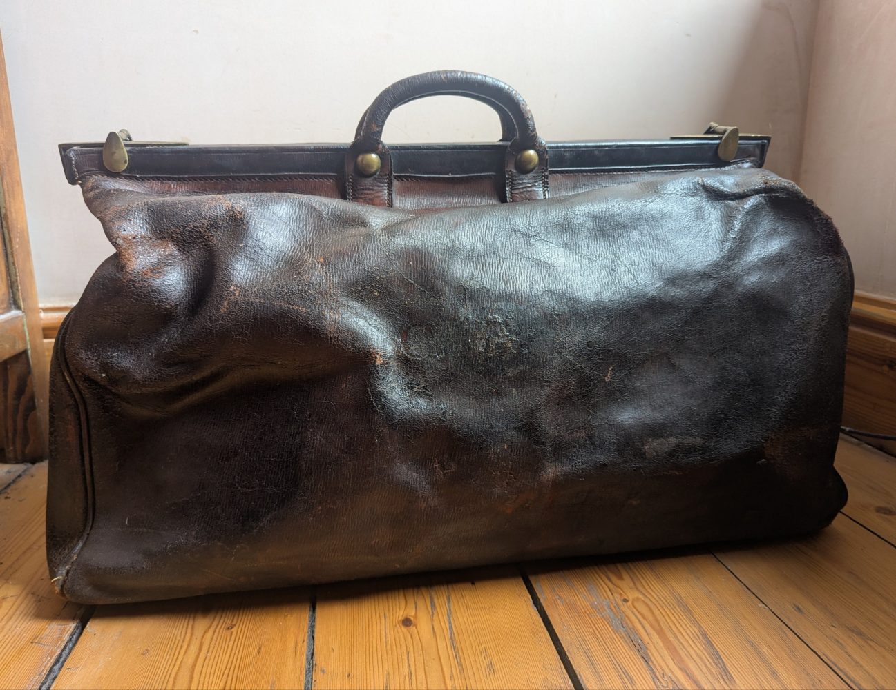 c.1850s Large leather antique Gladstone bag, by W. Thornhill of London ...